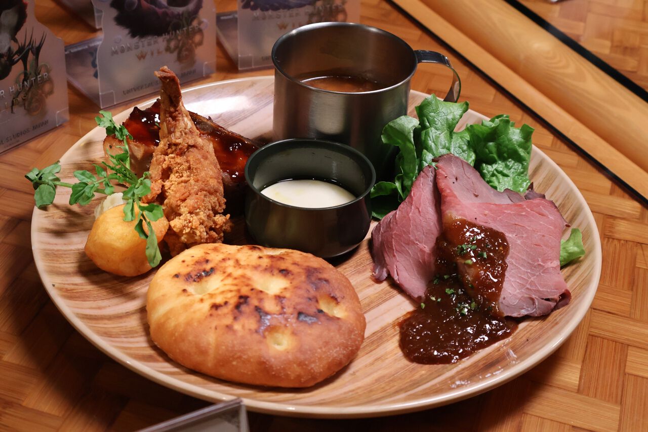 『モンハンワイルズ』×USJコラボレポート。ARスタンプラリーで園内を歩き回ったり、コラボフードを食べたり。濃厚なクナファチーズを肉にかけて食べる夢が叶った - 電撃オンライン